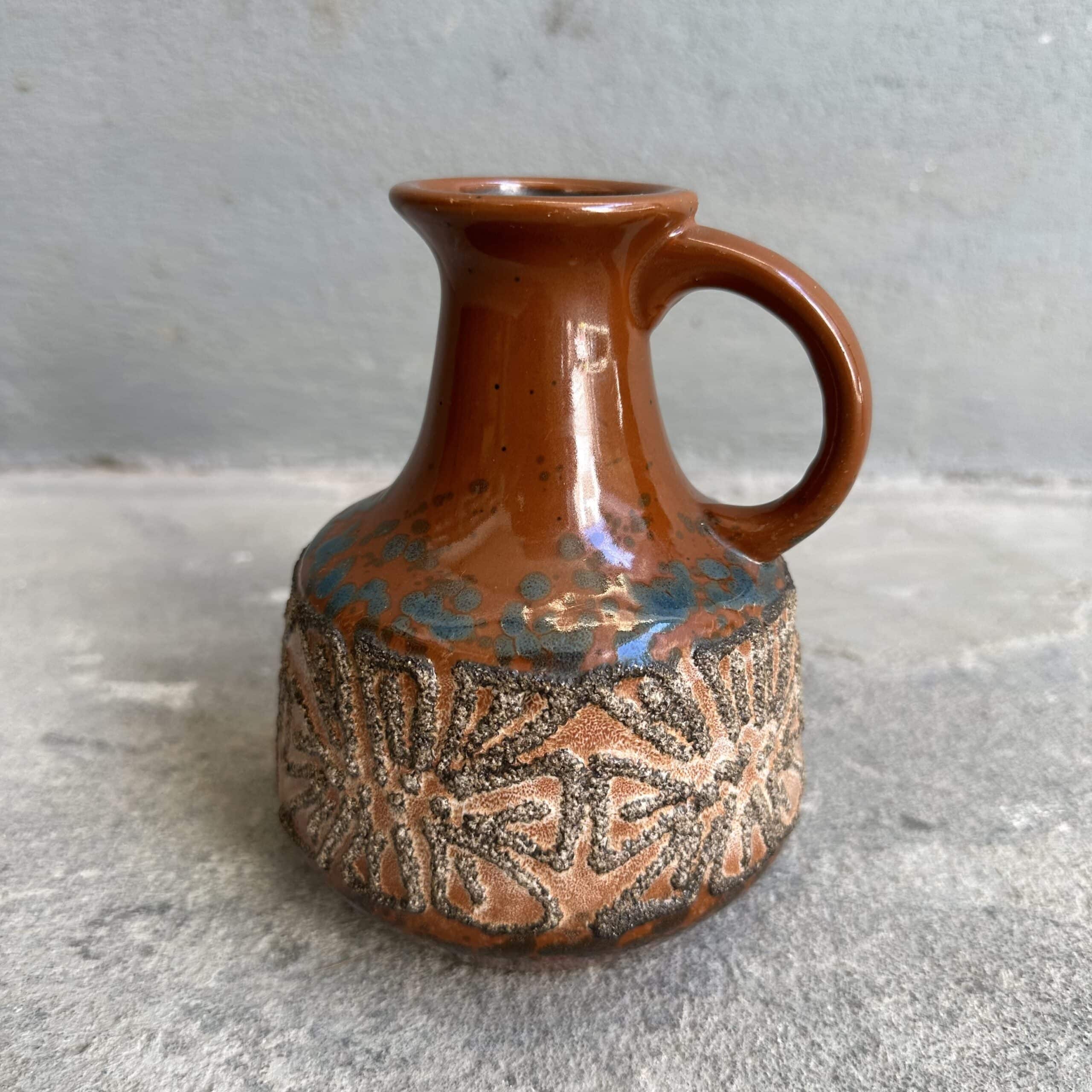 Bruin keramiek vaasje met oortje - UitZweden